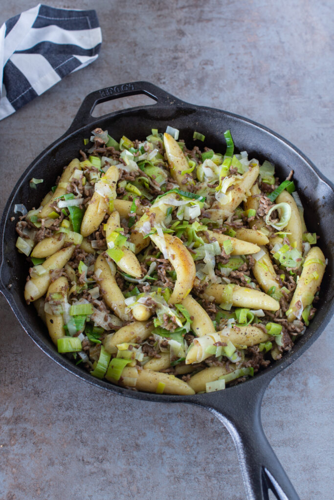 Schupfnudel-Pfanne mit Hack und Lauch - LieberBacken